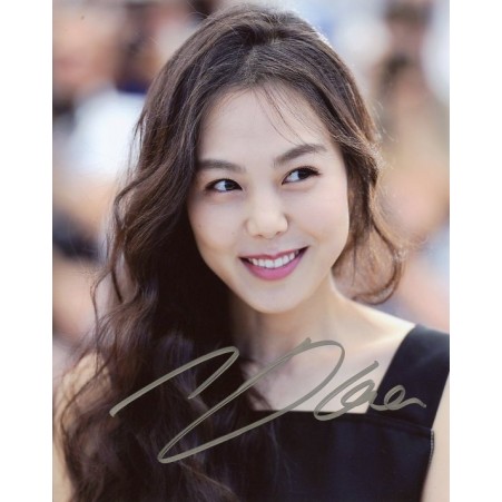 Signed Autograph MIN-HEE Kim - All-Autographes.com