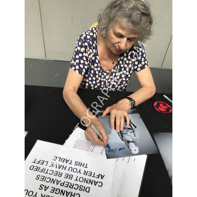 Signed Autograph JONES Annette - All-Autographes.com